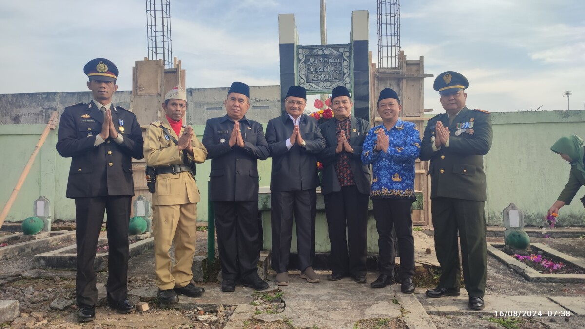 Kenang Jasa Para Pahlawan, Forkopimcam Cikajang Gelar Ziarah Jelang ...