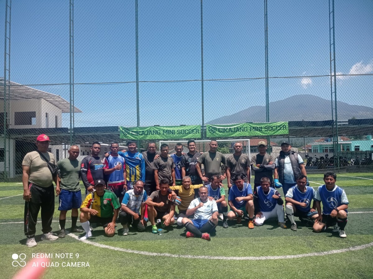 Pertandingan Seru antara Sekber FC dan K 1116 FC di Lapang Cikajang ...