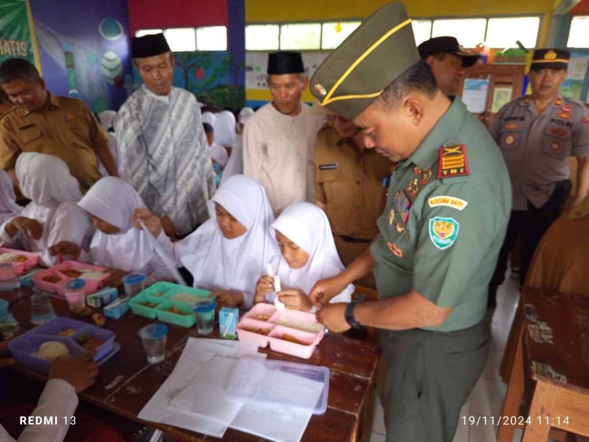 Koramil 1113/Bayongbong Uji Coba Program Makanan Bergizi Gratis di SDN ...